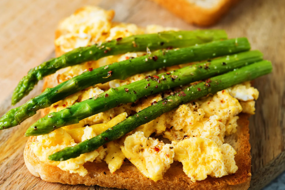 Geroosterd brood met roerei en asperges - De Groene Artisanen